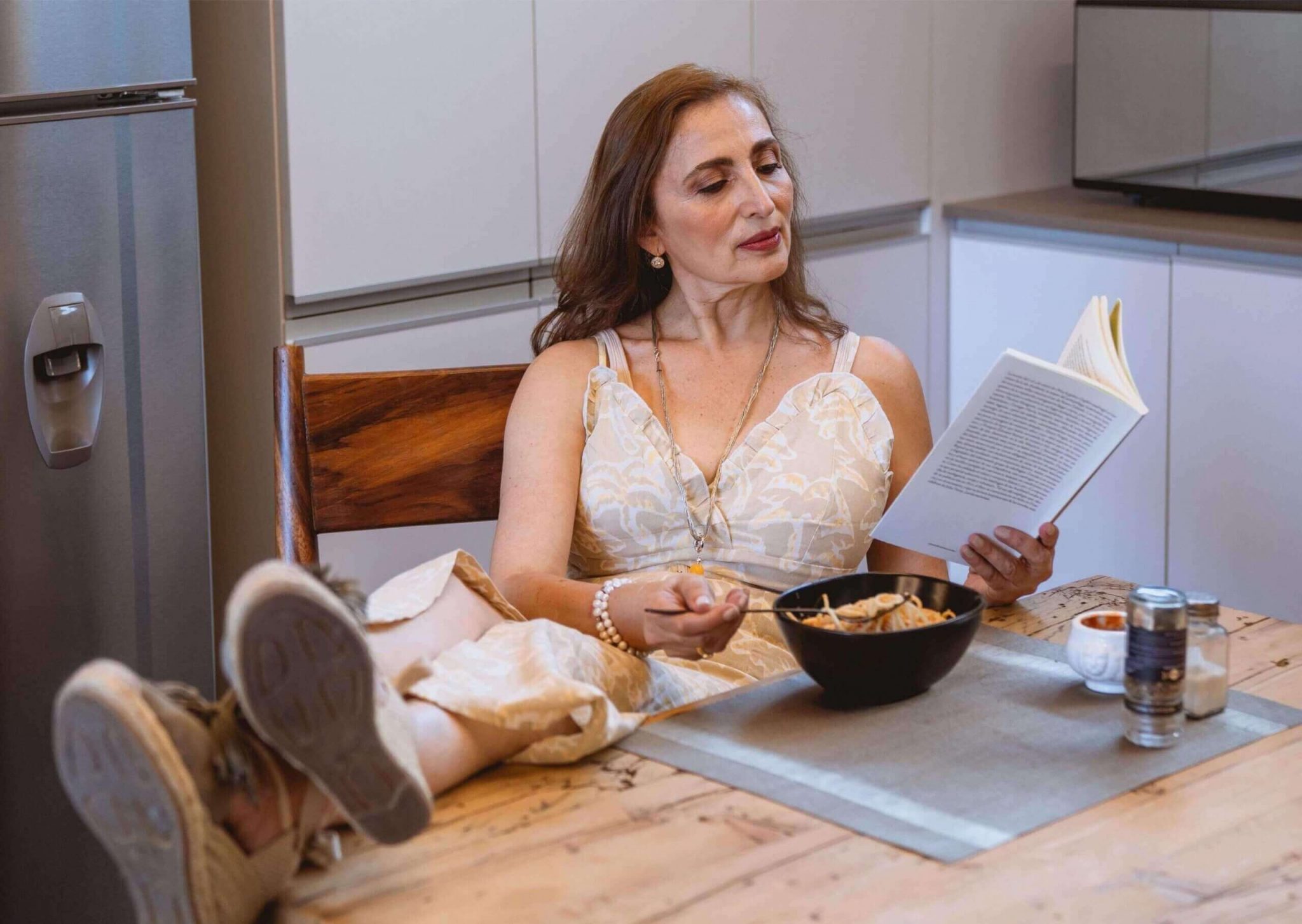 Dating a Rich Older Woman - 5 Benefits You Need to Know